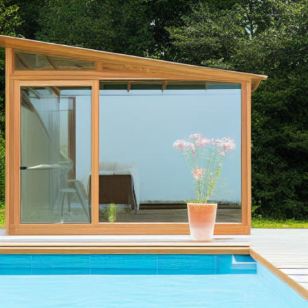 Moderne Lounge-Poolhäuser aus Holz und Pool-Pavillons mit Holz-Lamellen ...